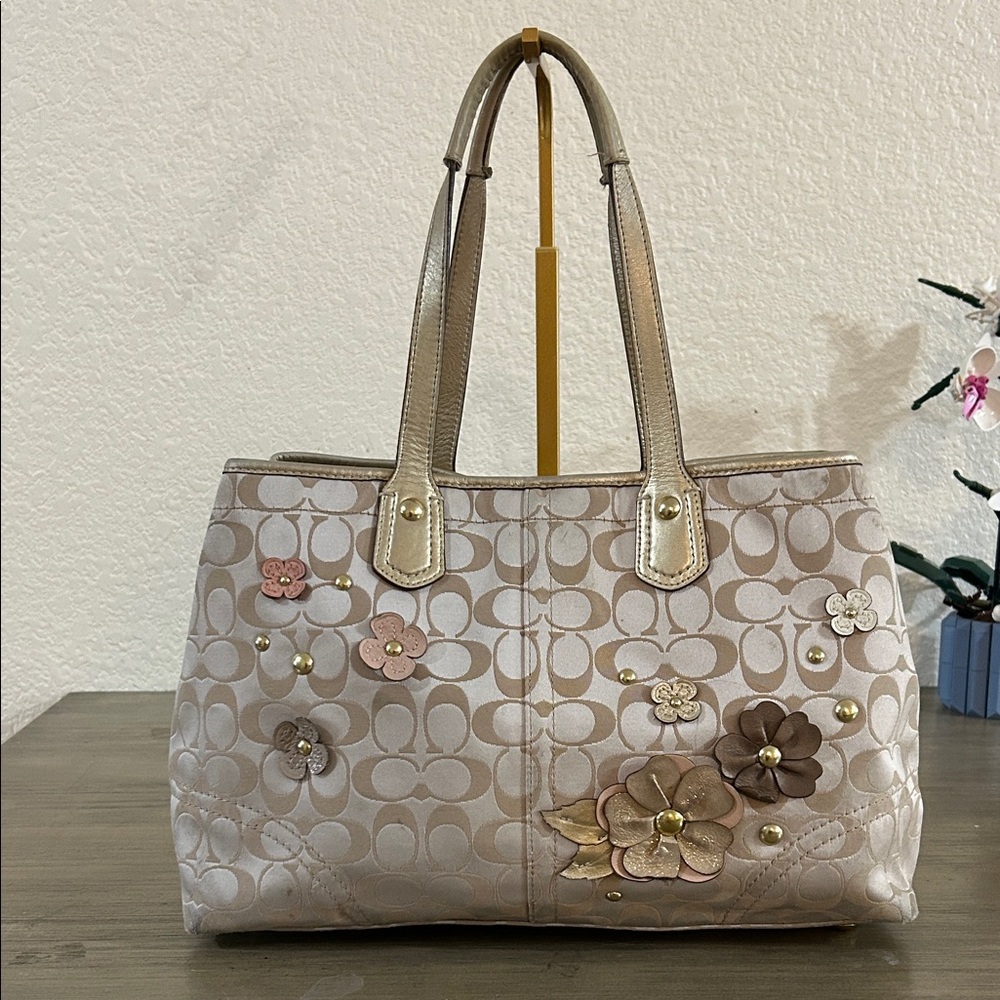 COACH 1941 Floral Classic Jacquard Medium Carryall RA… - Gem